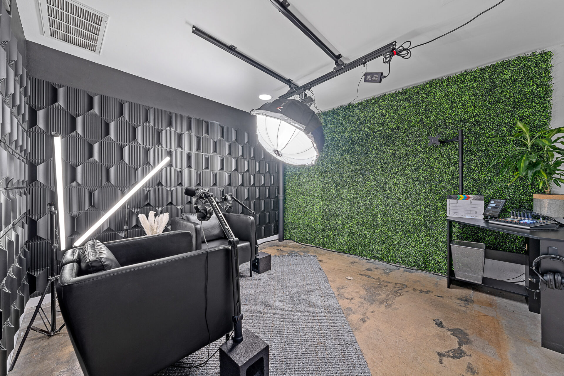 A Comprehensive Guide to Podcast Studios in Austin, Texas | Pouch 6 Studios